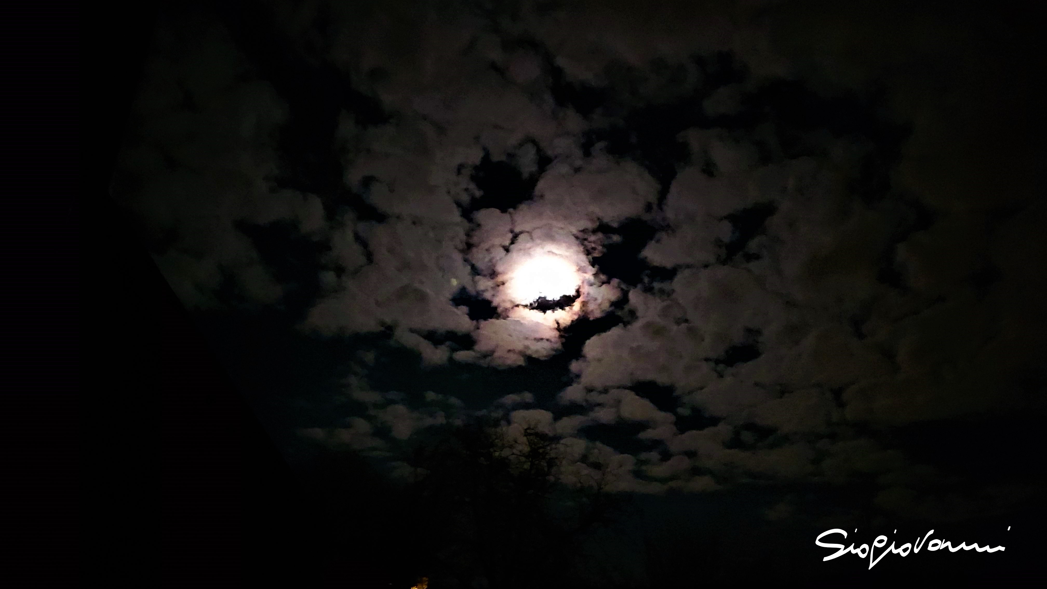 Notte fonda e uno spiraglio di luce tra le nuvole – Siogiovanni